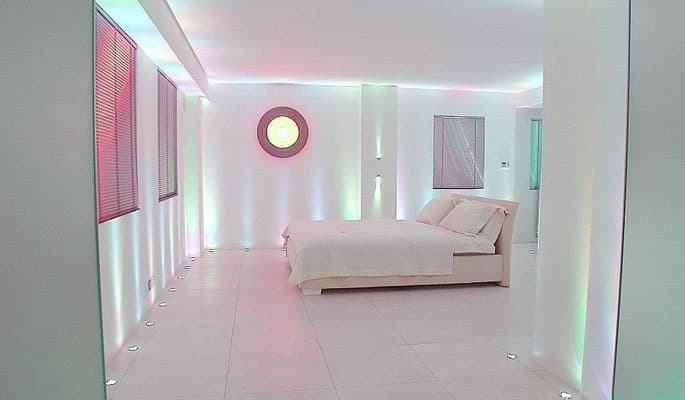 Imágenes de una vivienda Iluminada con LEDs, blancos y en colores.